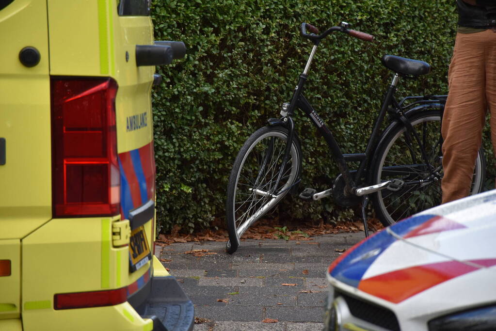 Fiets in de kreukels bij botsing met auto, Van Iddekingeweg in Groningen