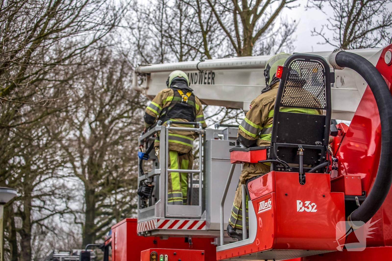Boom valt op schoolgebouw, Lansinkweg in Hengelo