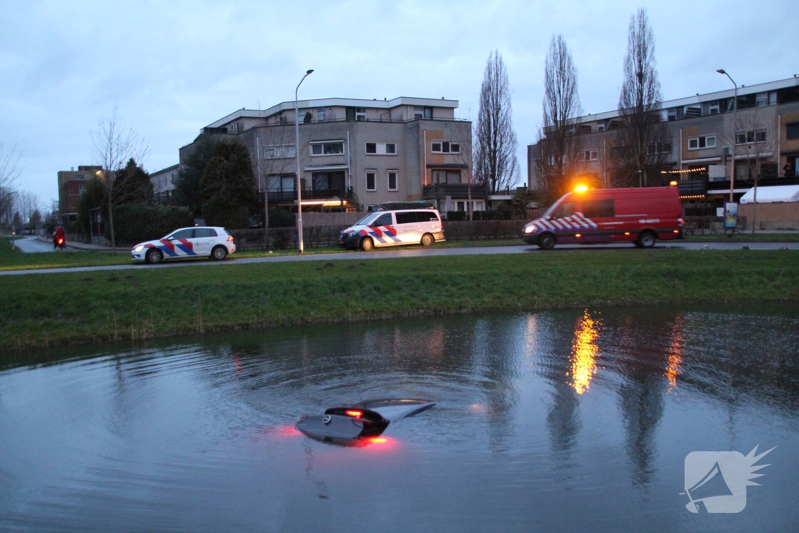 Voertuig te water na ongeval, Van Eesterenplein in Dordrecht