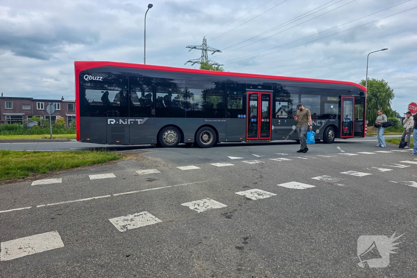 Dronken man springt voor bus en word gevonden na zoekactie ...
