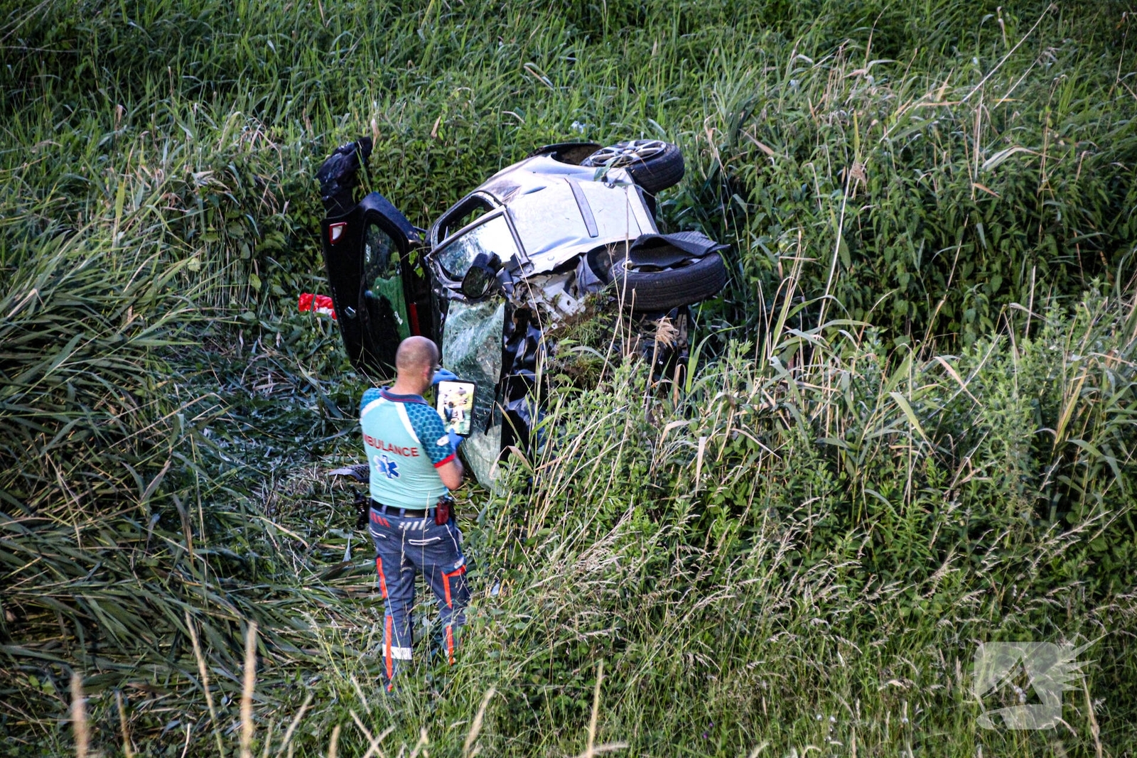Zwaar ongeval met bestuurder die uit bocht vloog, Kerkeinde in Sleeuwijk